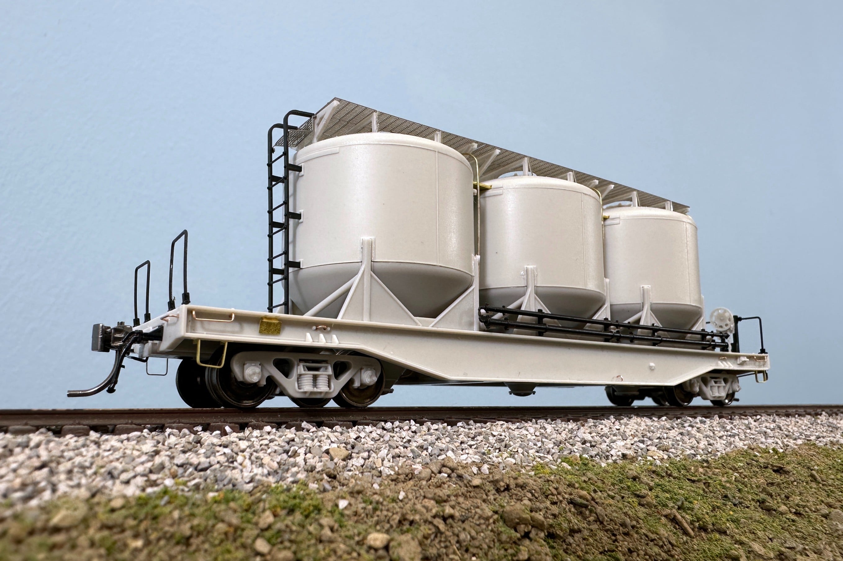 Halliburton Pneumatic Railcar - Freight Cars - HO scale - Rapido Trains ...