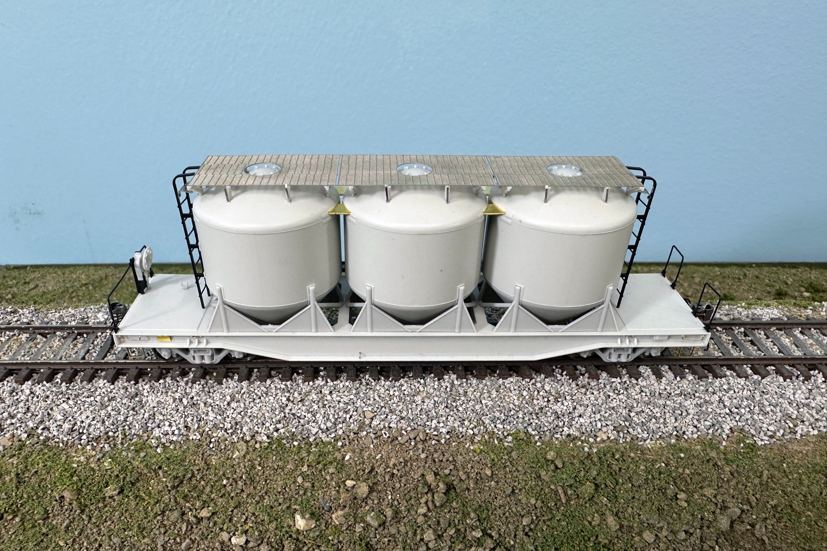 Halliburton Pneumatic Railcar - Freight Cars - HO scale - Rapido Trains ...